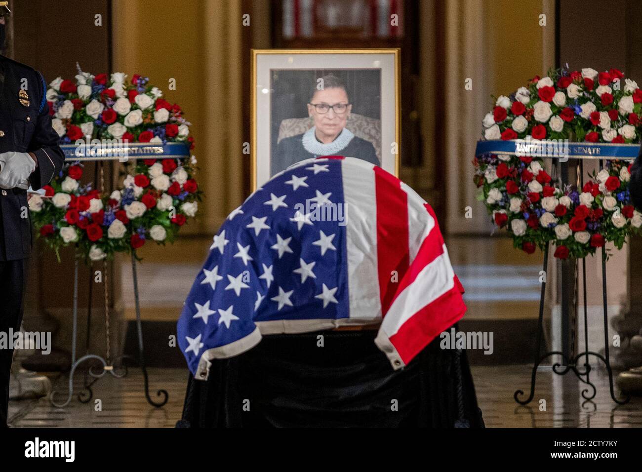 (200925) -- WASHINGTON, Sept. 25, 2020 (Xinhua) -- The casket of the ...