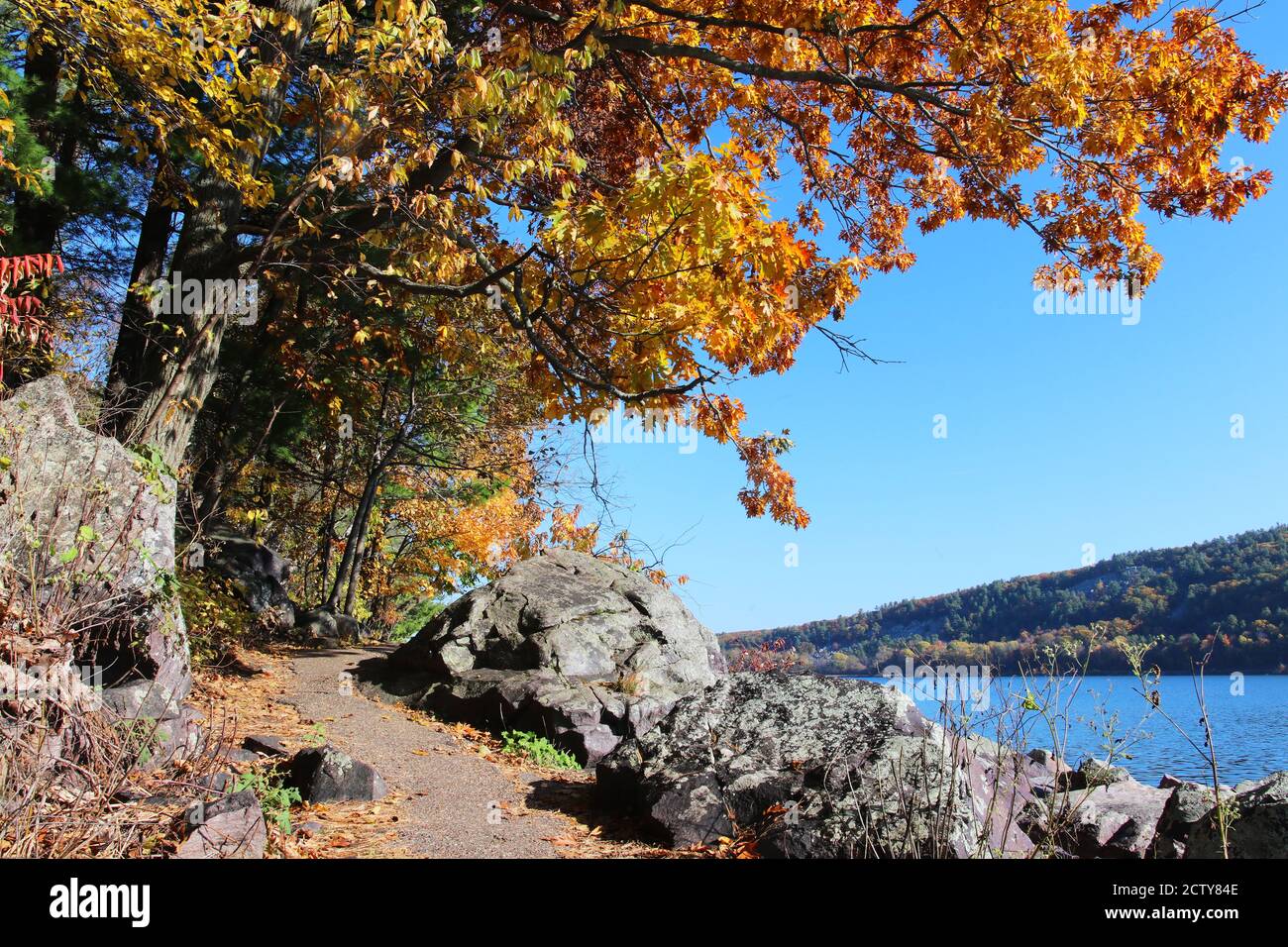 Beautiful autumn landscape at the Devils Lake state park, Baraboo area ...
