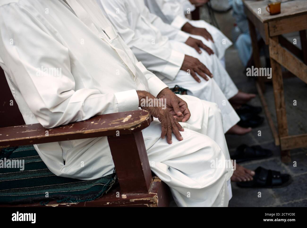 Group Of Men In Traditional Saudi Clothing Having Tea Stock Photo Alamy group-of-men-in-traditional-saudi-clothing-having-tea-stock-photo-alamy