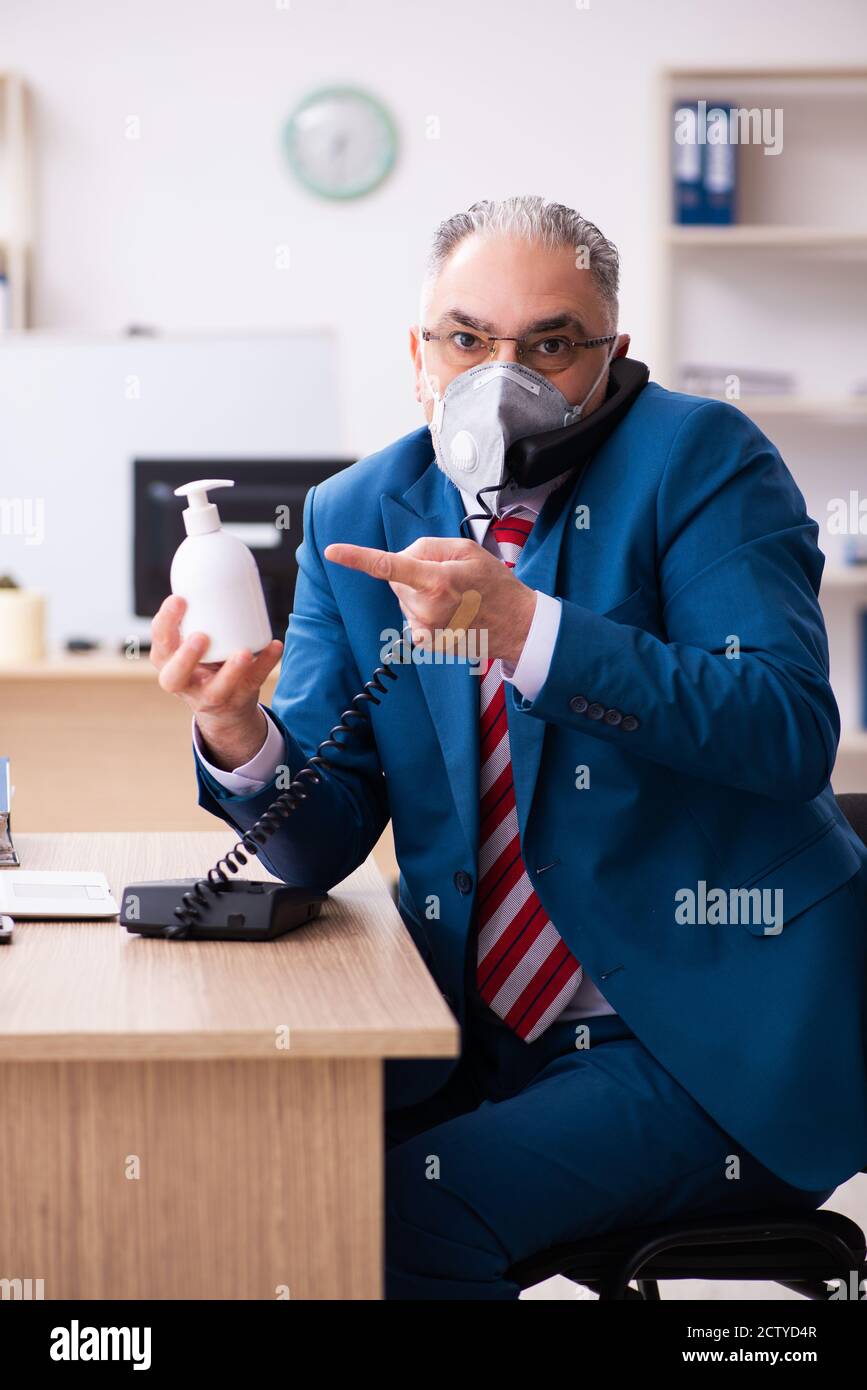 Experienced businessman employee working in the office Stock Photo - Alamy