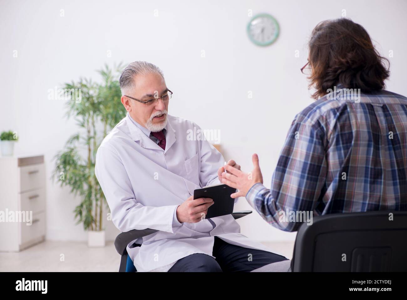 Doctor visiting patient in the hospital ward Stock Photo - Alamy