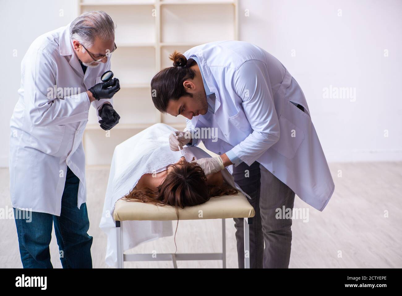 Police coroner examining dead body corpse in the morgue Stock Photo - Alamy