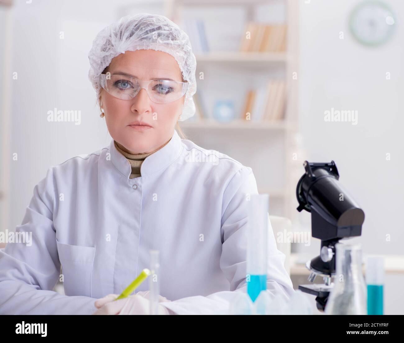 The woman chemist working in hospital clinic lab Stock Photo - Alamy
