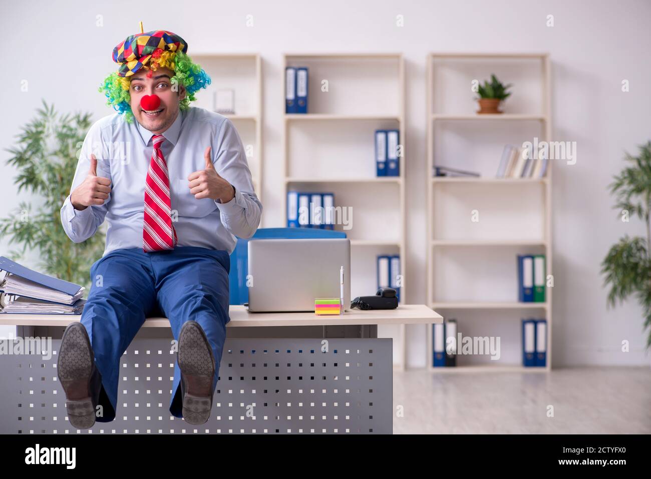 Jester with thumbs up hi-res stock photography and images - Alamy