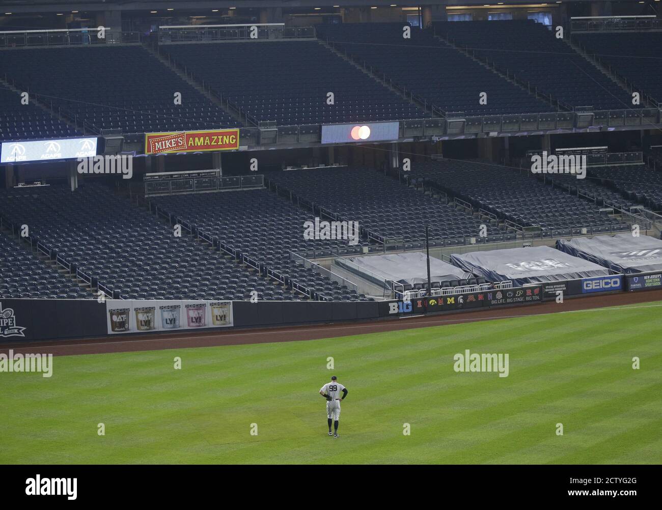 Empty stadium 2020 hi-res stock photography and images - Alamy