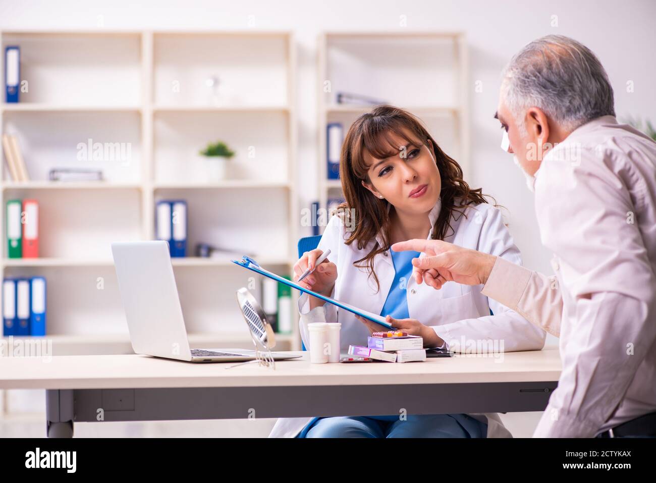Signing doctor patient surgical hi-res stock photography and images - Alamy
