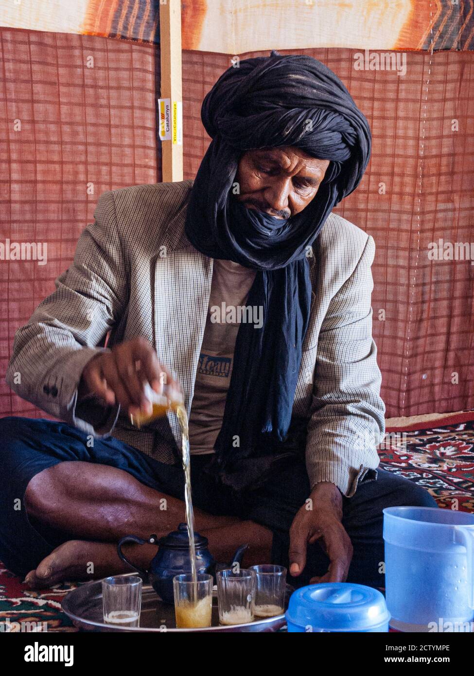 Berber man preparing mint tea in the Sahara desert in Mauritania Stock ...