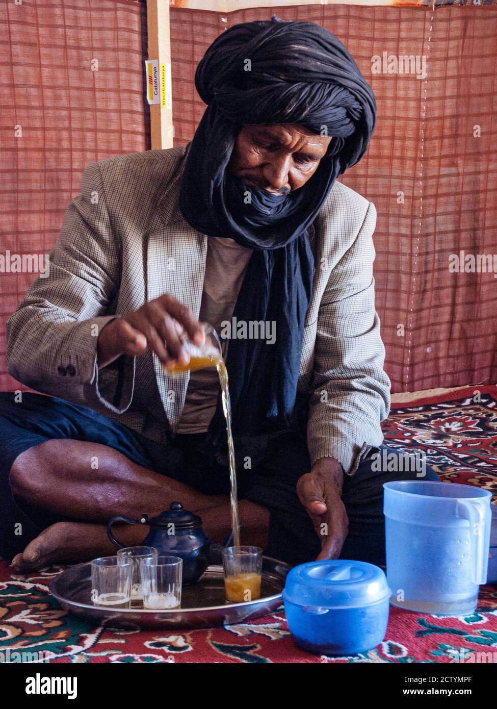 Berber man preparing mint tea in the Sahara desert in Mauritania Stock ...