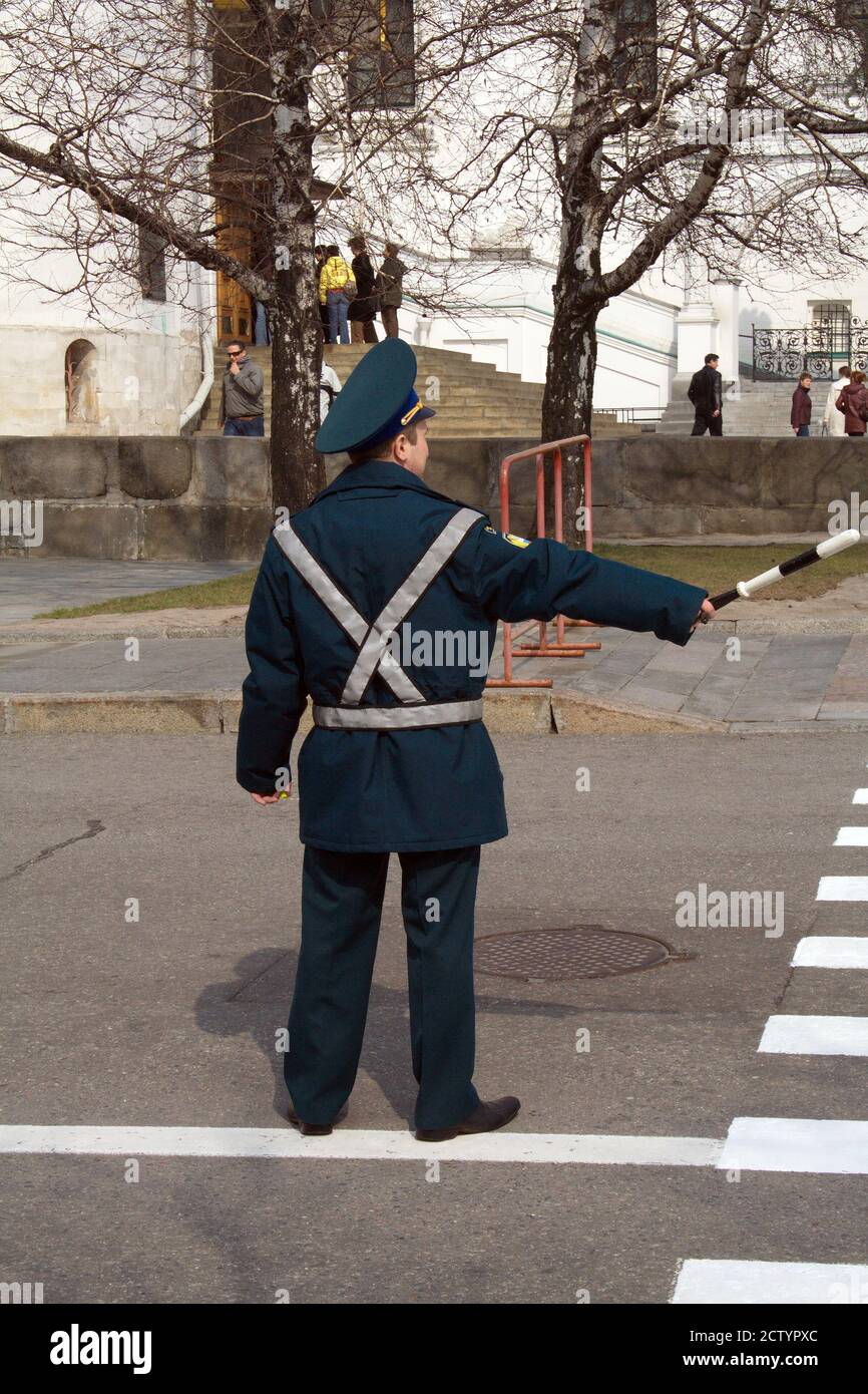 Policeman in the Kremlin, Moscow, Russia Stock Photo - Alamy