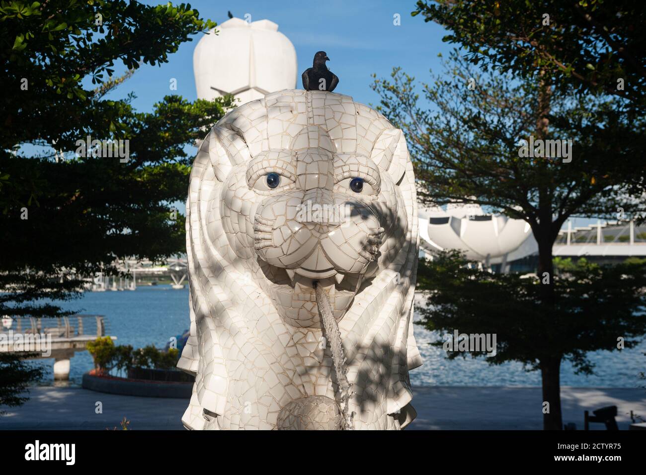 Singapore baby merlion statue hi-res stock photography and images - Alamy