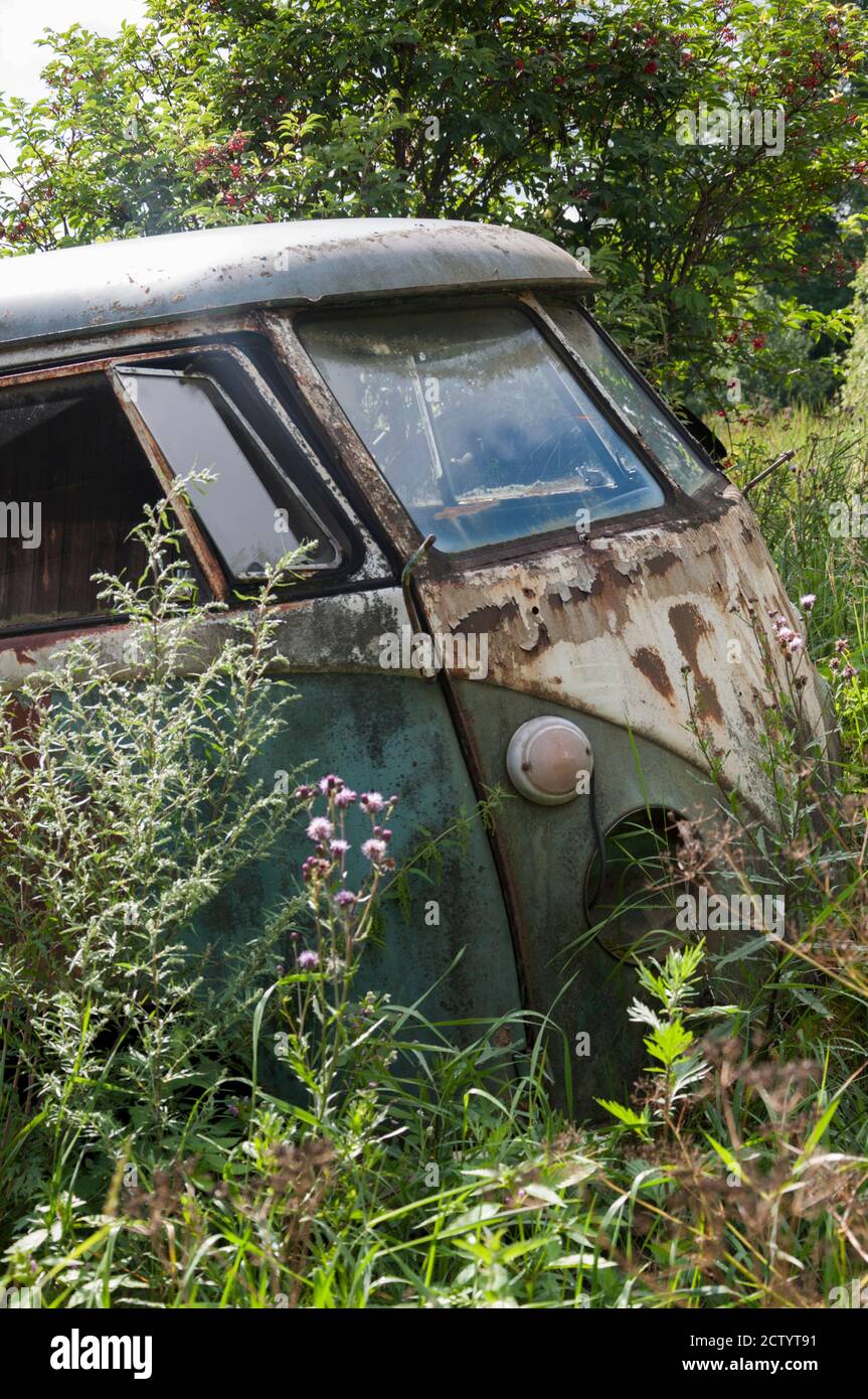 Worn out bus hi-res stock photography and images - Alamy