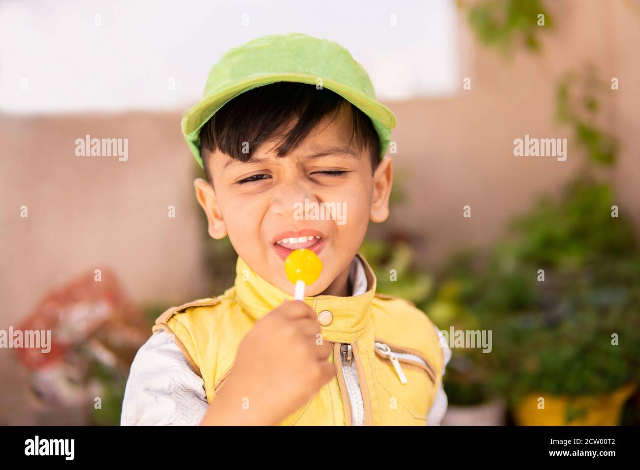 Child pain face close up hi-res stock photography and images - Alamy