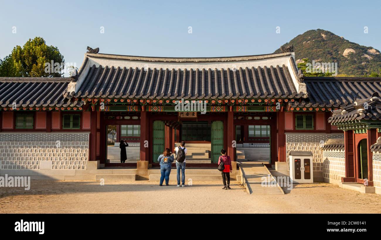 Traditional korean courtyard hi-res stock photography and images - Alamy