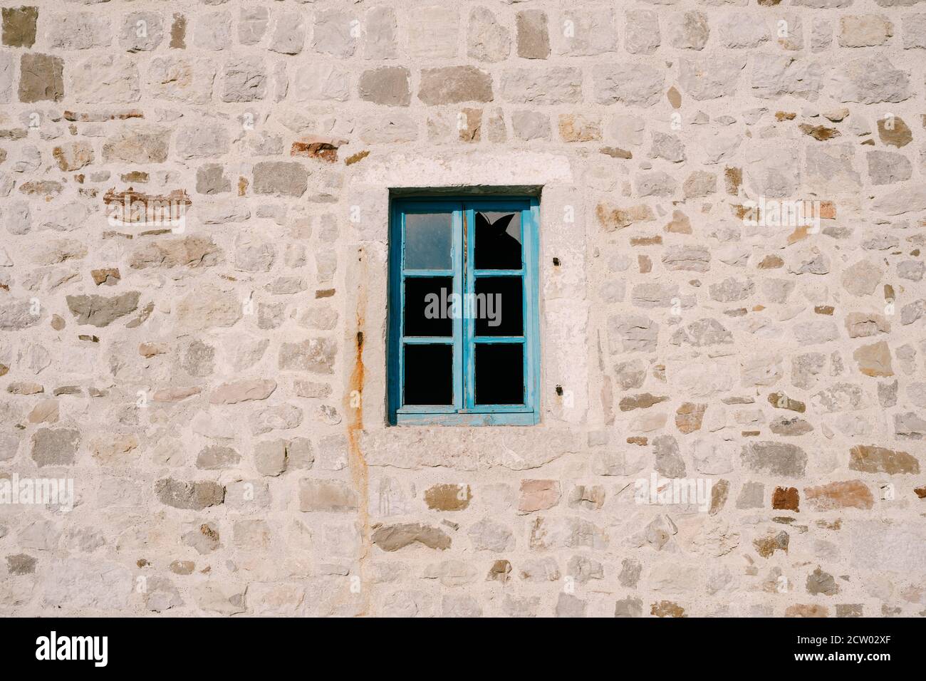 Broken window shards frame hi-res stock photography and images - Alamy