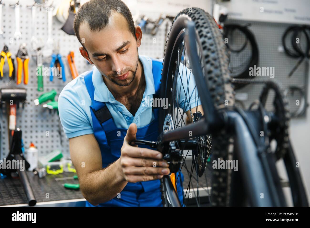 Bicycle assembly in workshop, chain installation Stock Photo - Alamy