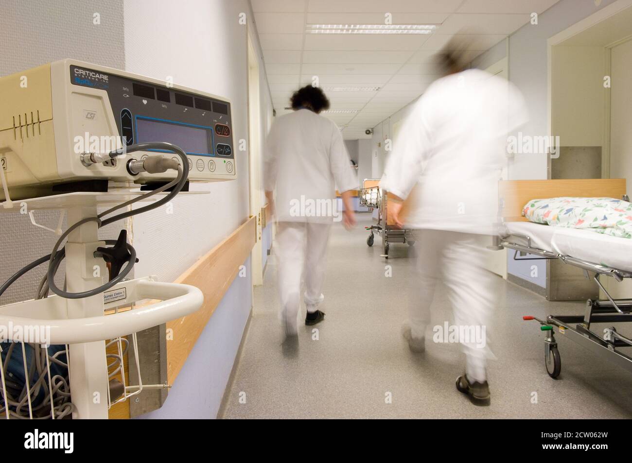 Doctors nurses rushing in hospital hi-res stock photography and images ...