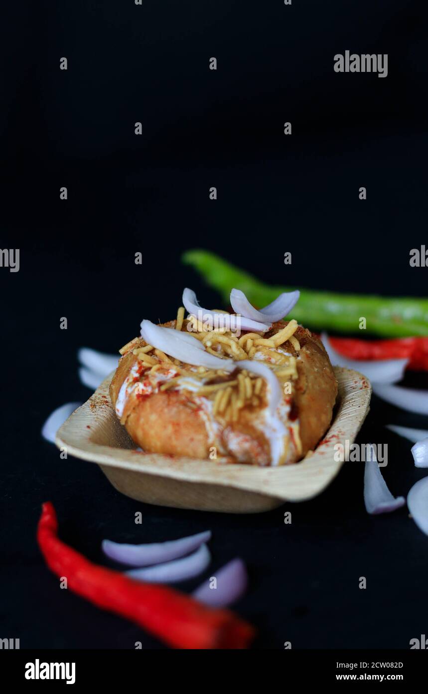 Samosa chaat hi-res stock photography and images - Alamy