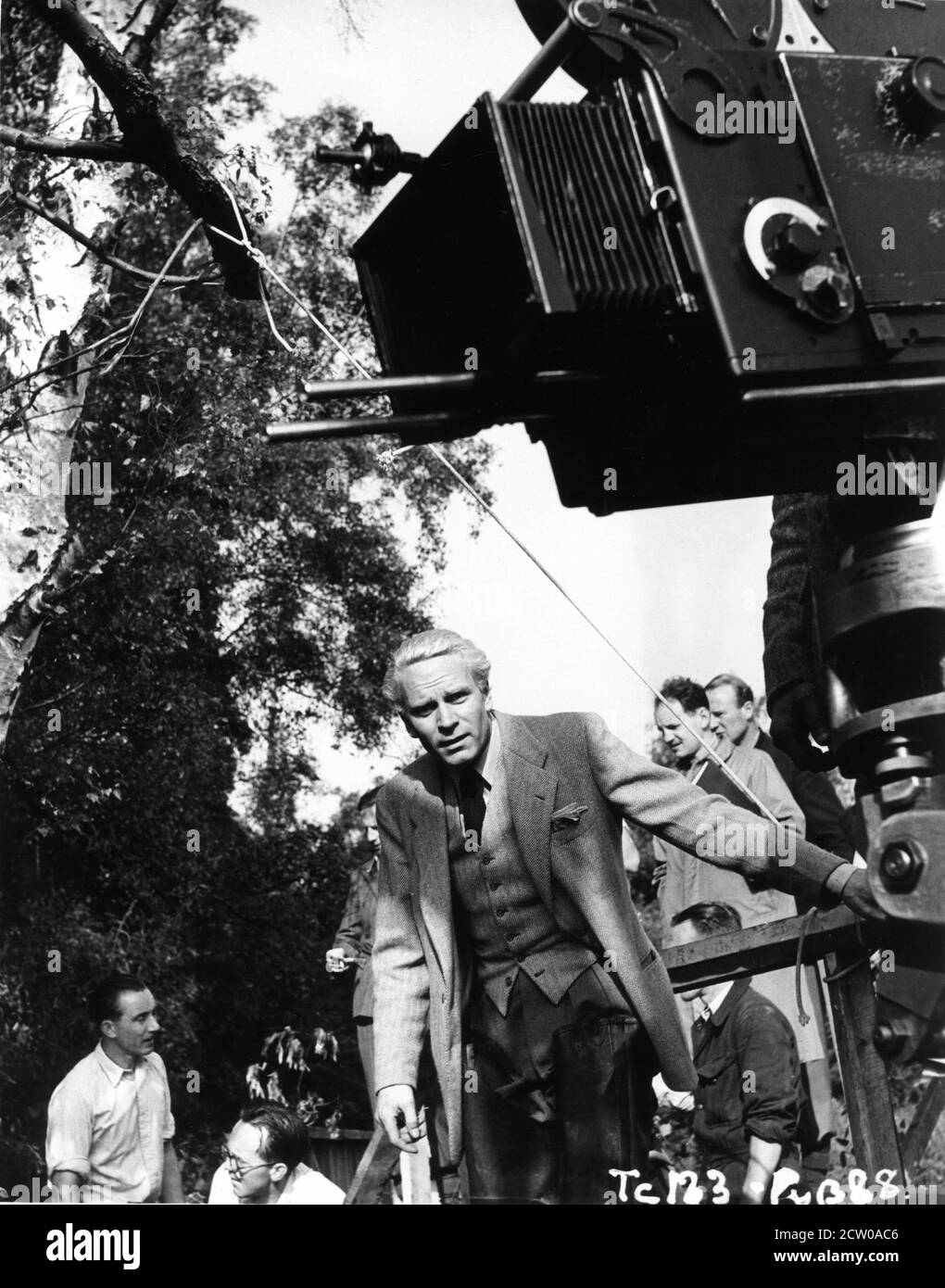LAURENCE OLIVIER with Film Crew including Associate Producer ANTHONY BUSHELL (at right ...