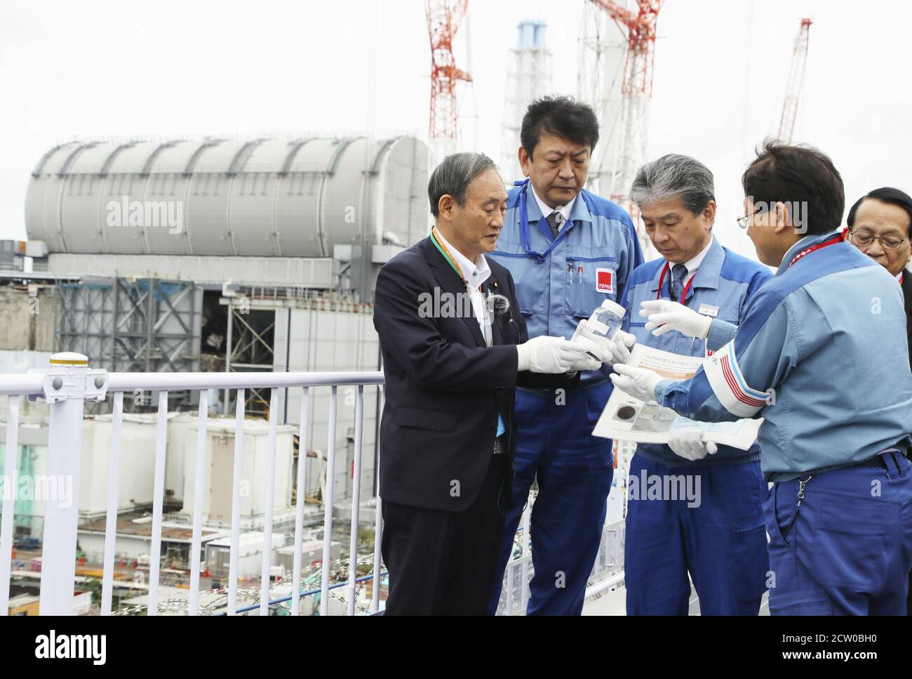 Japanese Prime Minister Yoshihide Suga (L) visits the disaster-stricken ...