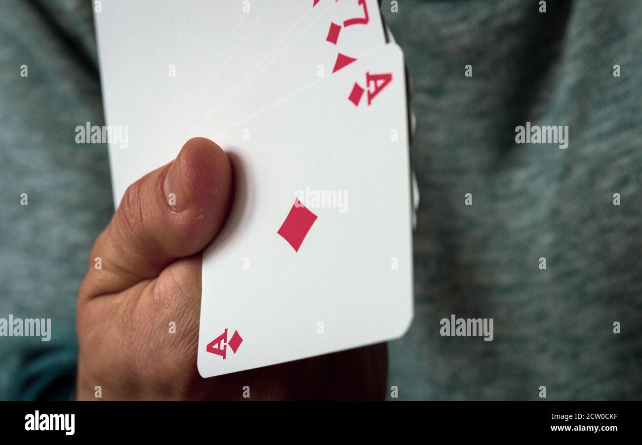 Hand cards bridge hi-res stock photography and images - Alamy
