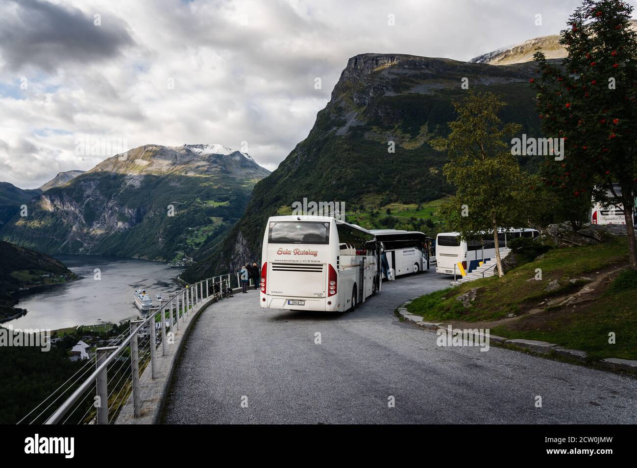 Bus loads of tourists hi-res stock photography and images - Alamy