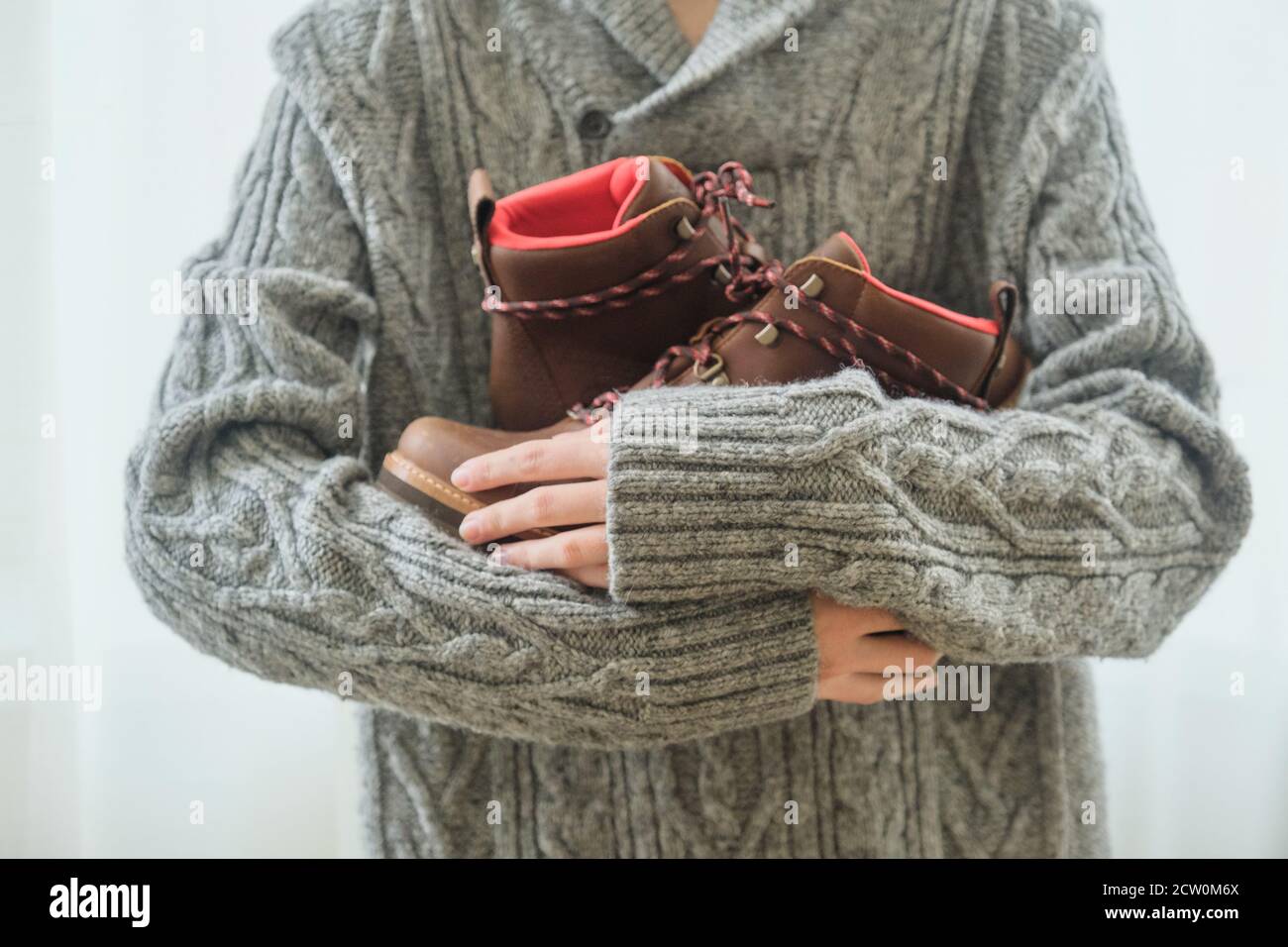 Womens hands open gift hi-res stock photography and images - Alamy