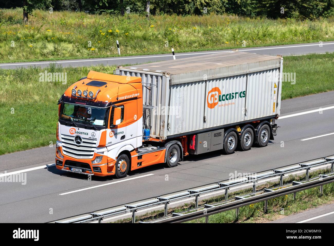 GB Logistics Mercedes-Benz Actros truck with bulk container on motorway Stock Photo - Alamy