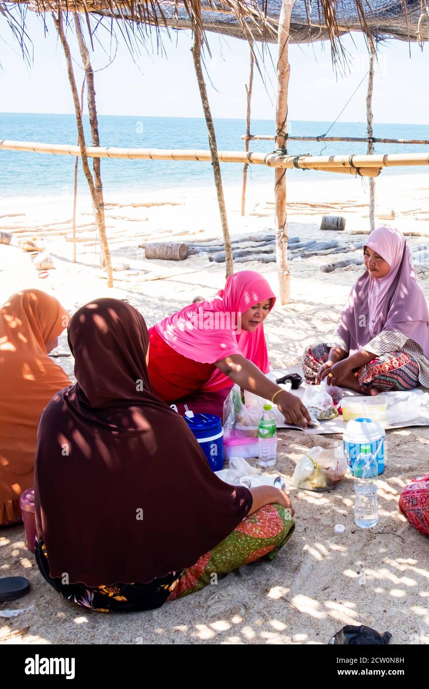Islamic women on beach hi-res stock photography and images - Alamy
