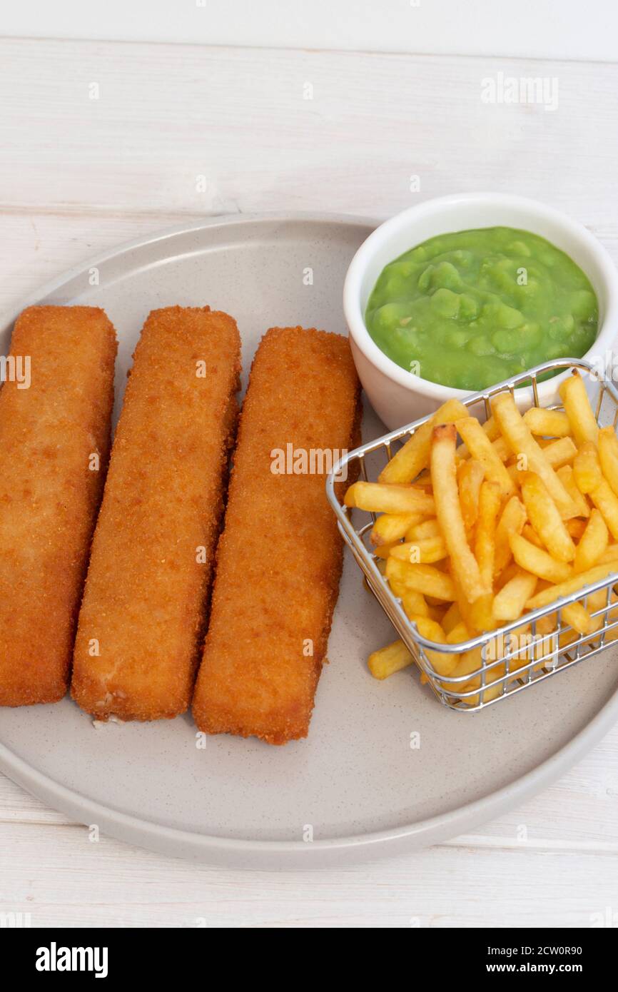 Fish fingers with chips and peas hi-res stock photography and images - Alamy