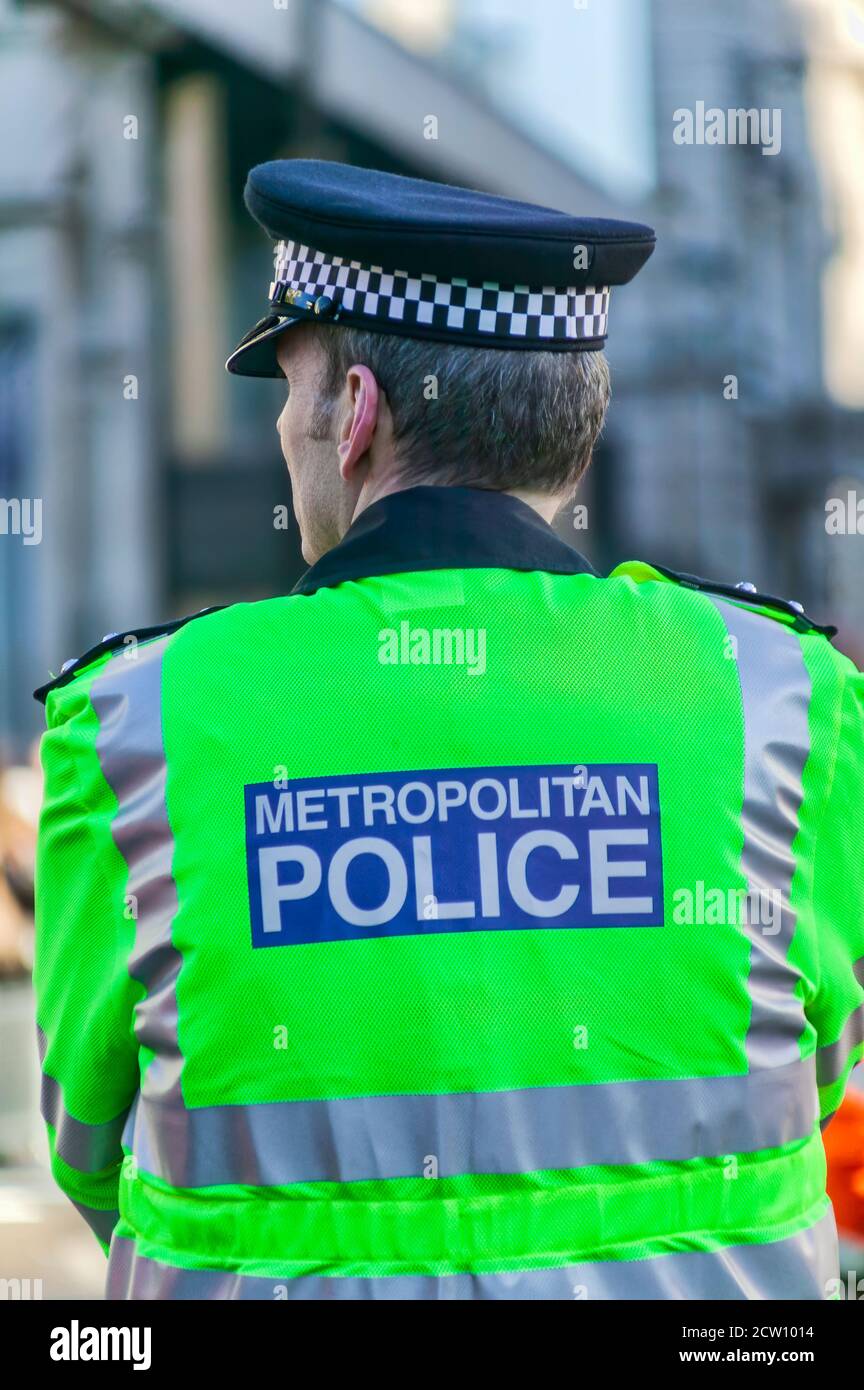 Back photo police officer hi-res stock photography and images - Alamy