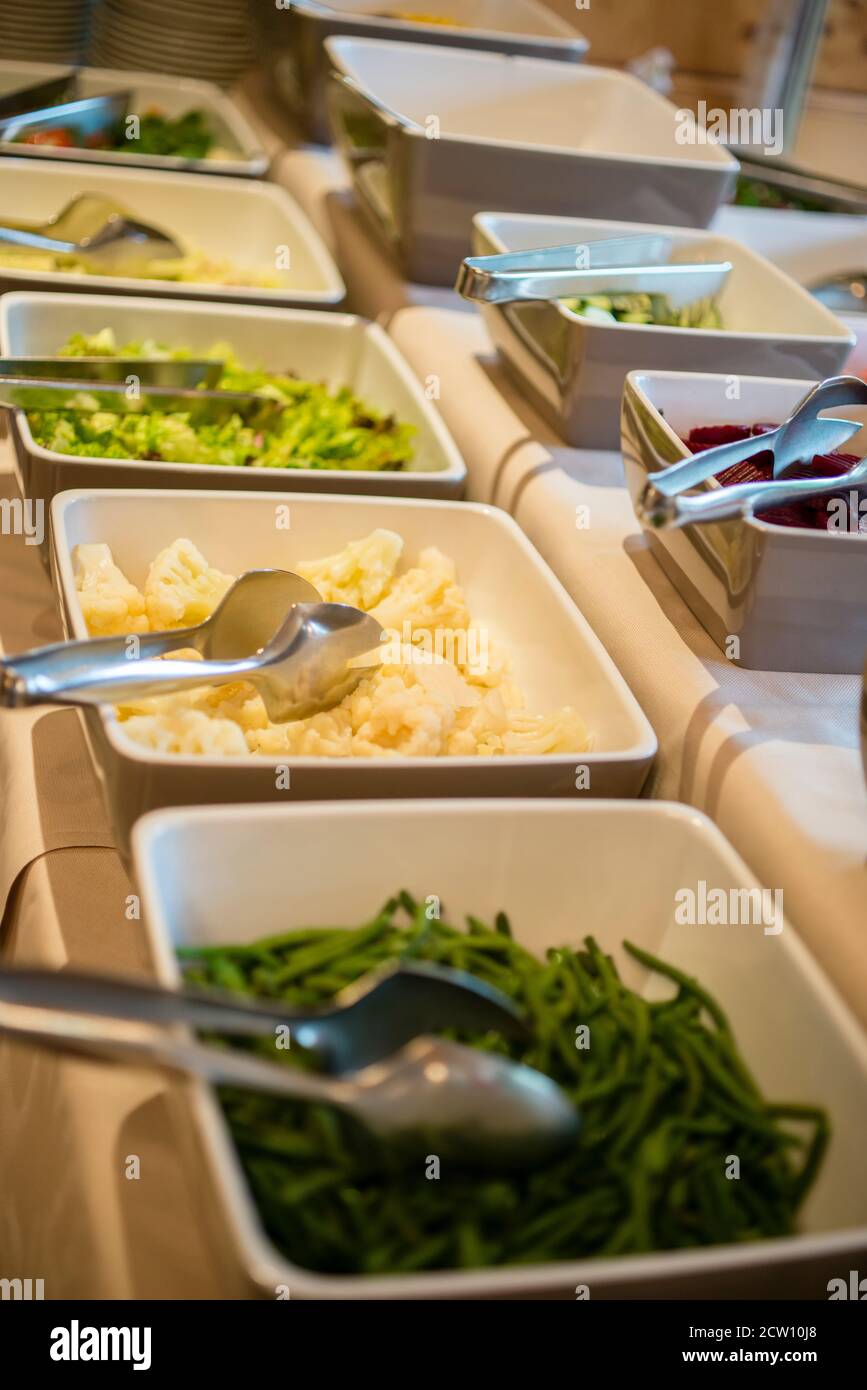 Buffet counter of cooked and fresh vegetables at restaurant Stock Photo ...