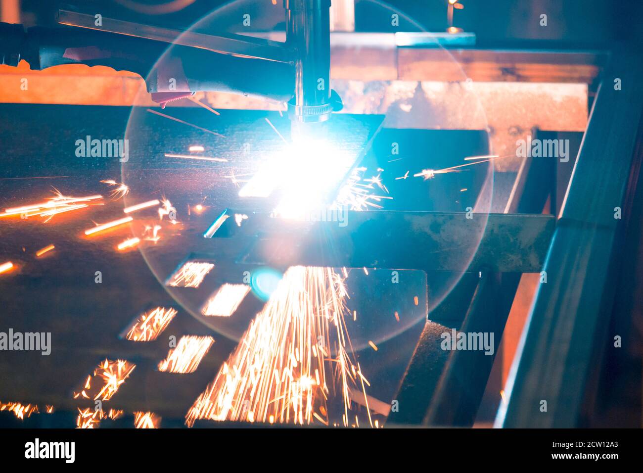 Plasma cutting of steel on a rack Stock Photo - Alamy