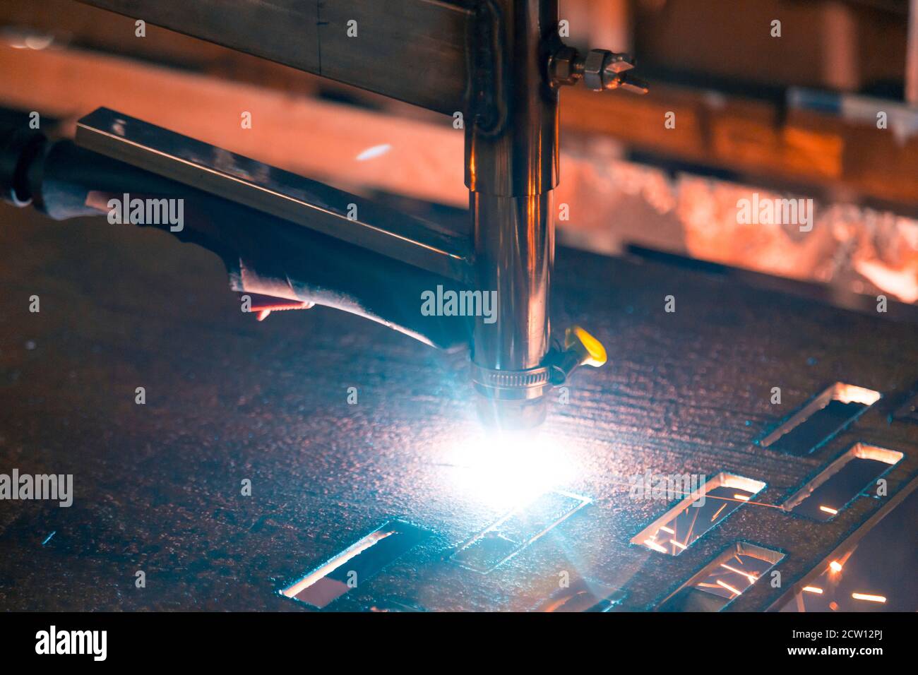 Plasma cutting of steel on a rack Stock Photo - Alamy