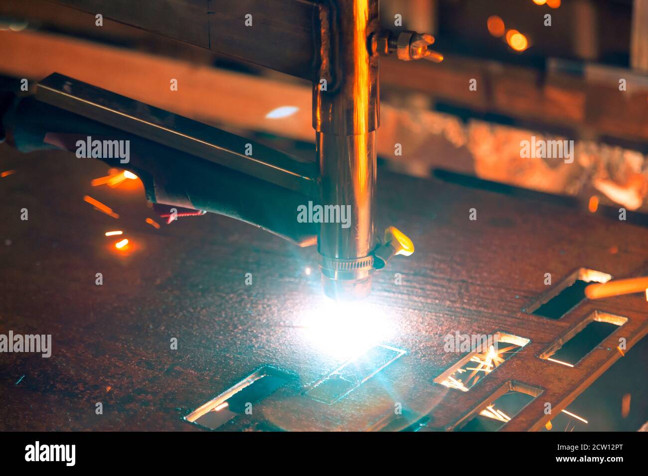 Plasma cutting of steel on a rack Stock Photo - Alamy