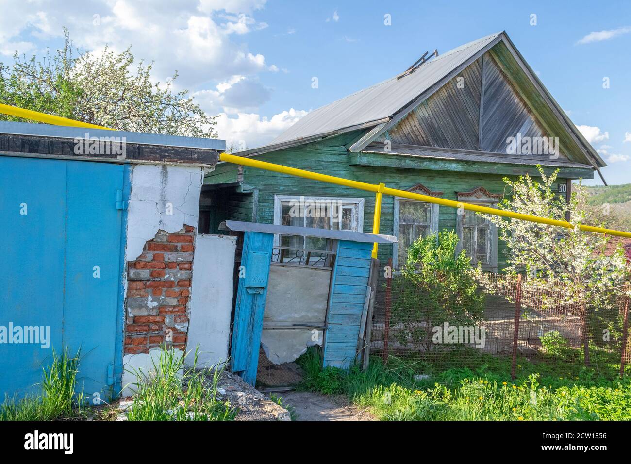 Exterior sunny house hi-res stock photography and images - Alamy
