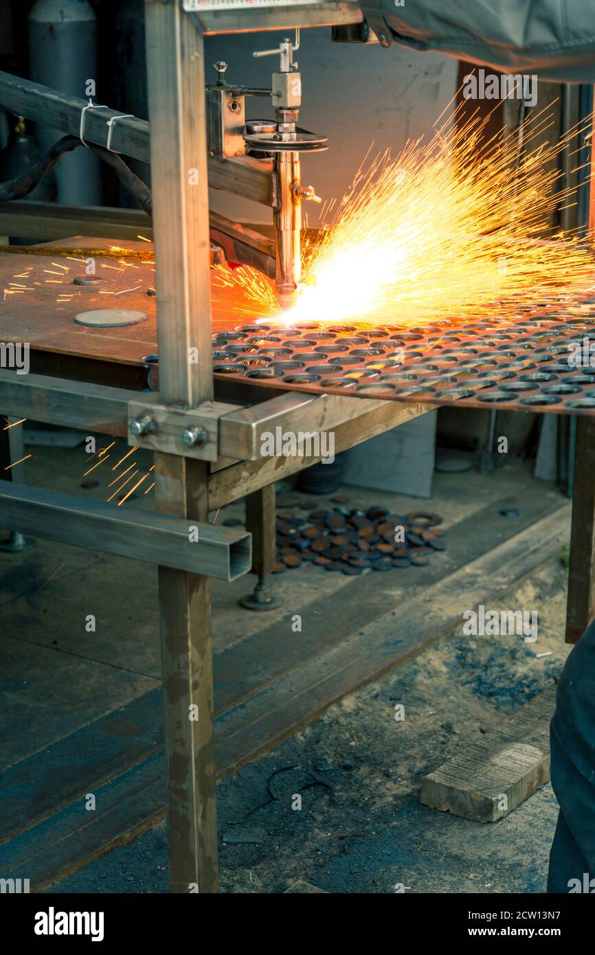 Plasma cutting of steel on a rack Stock Photo - Alamy