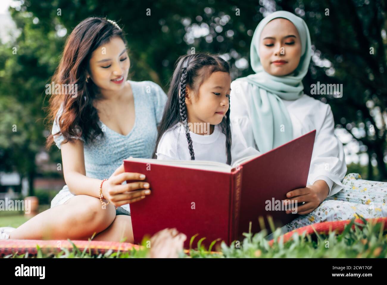 Teaching kids hi-res stock photography and images - Alamy