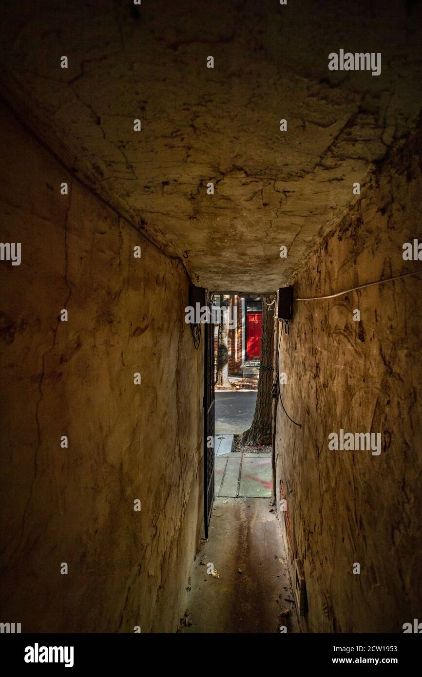 Narrow passageway between two walls hi-res stock photography and images ...