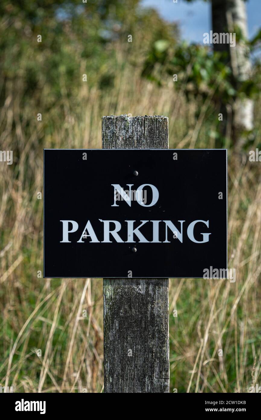 No parking sign on a wooden post Stock Photo - Alamy