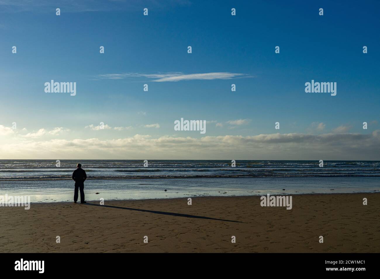 Man staring sea hi-res stock photography and images - Alamy