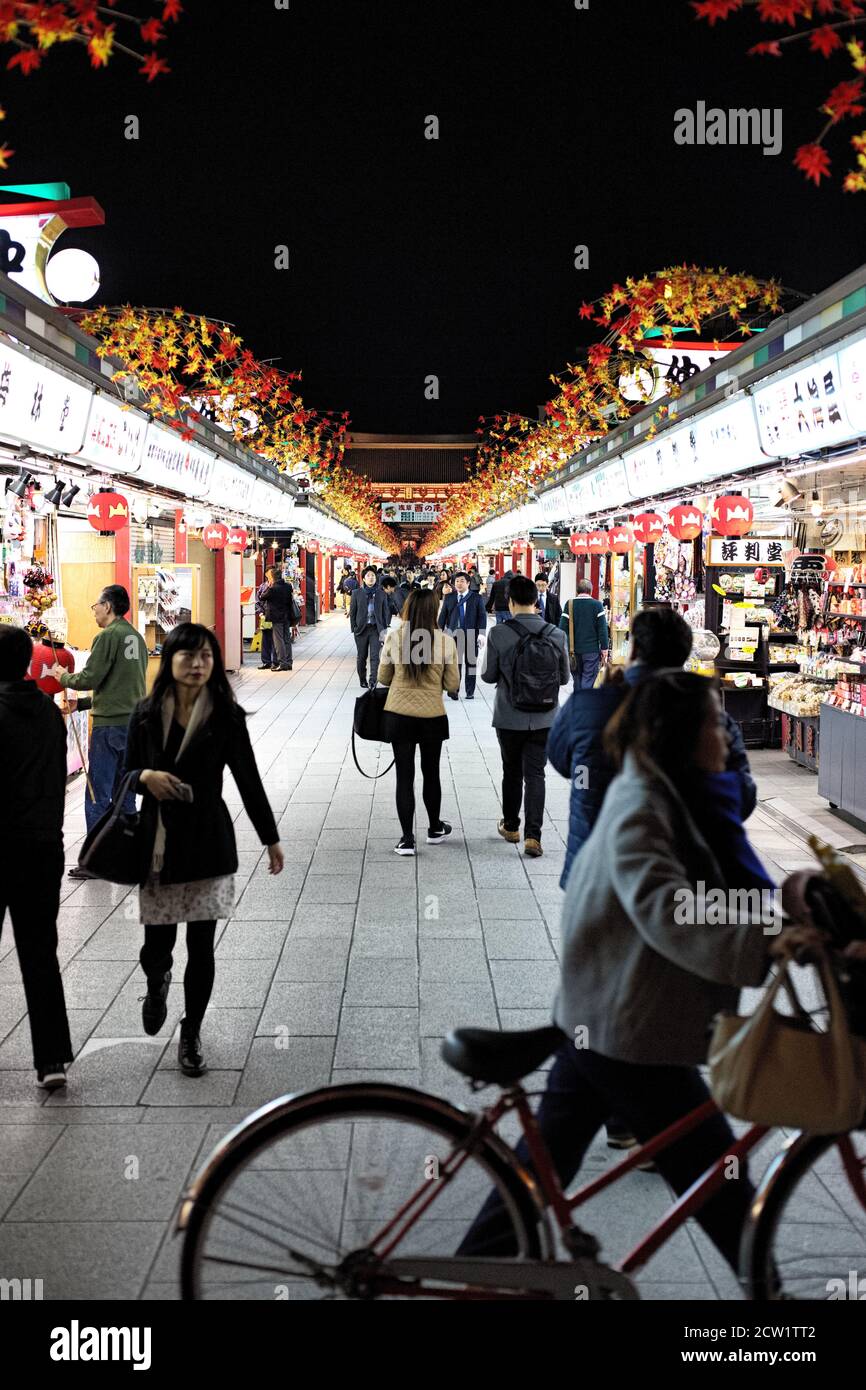 Crowded market alley. Nakamise Tokyo, Japan Stock Photo - Alamy