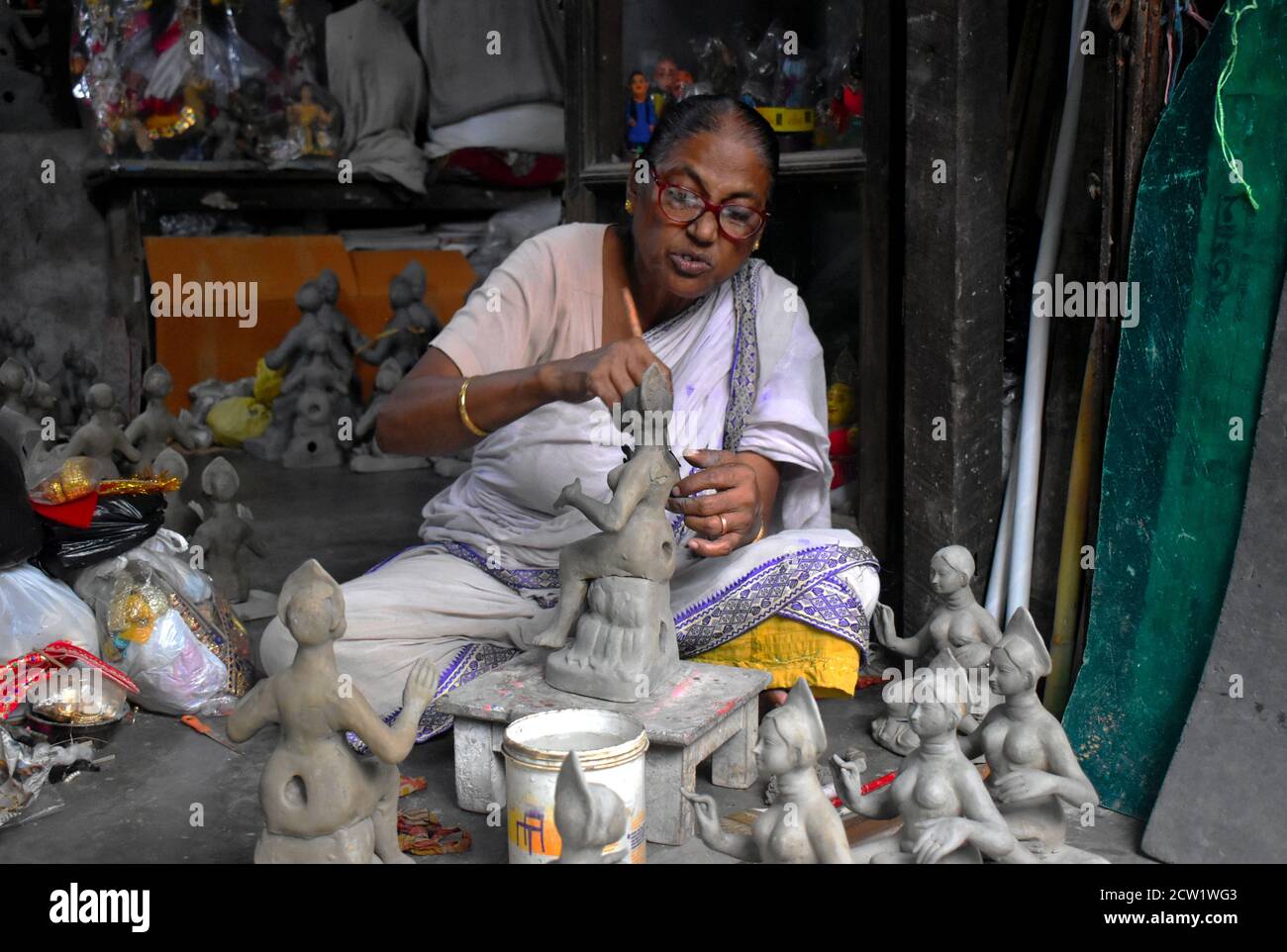 Kolkata, India. 26th Sep, 2020. An oldest woman idol maker is making ...