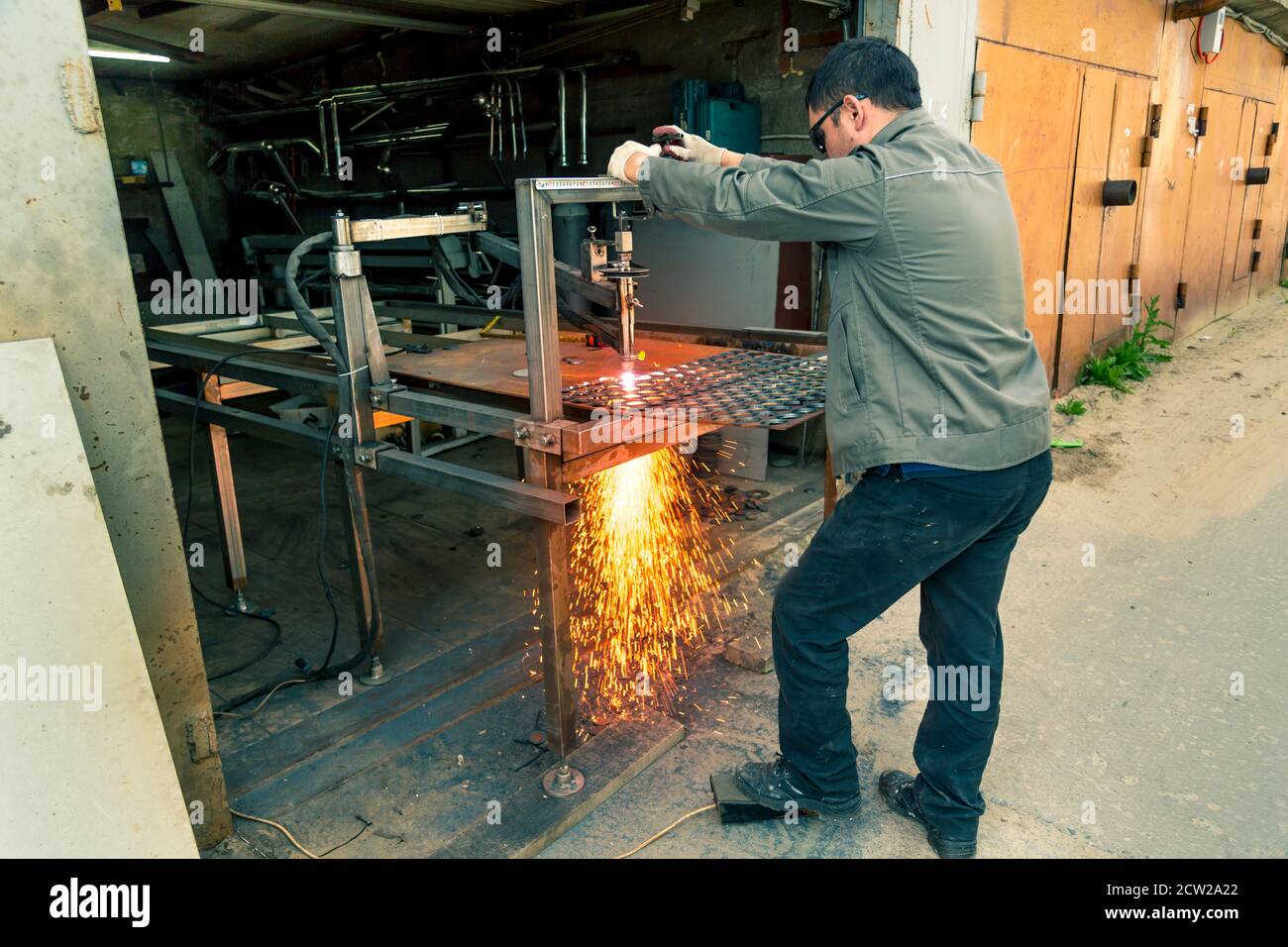 Plasma sheet metal cutting operator on a rack Stock Photo - Alamy