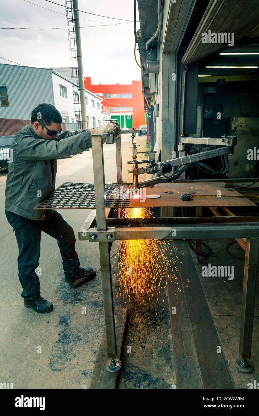 Plasma sheet metal cutting operator on a rack Stock Photo - Alamy