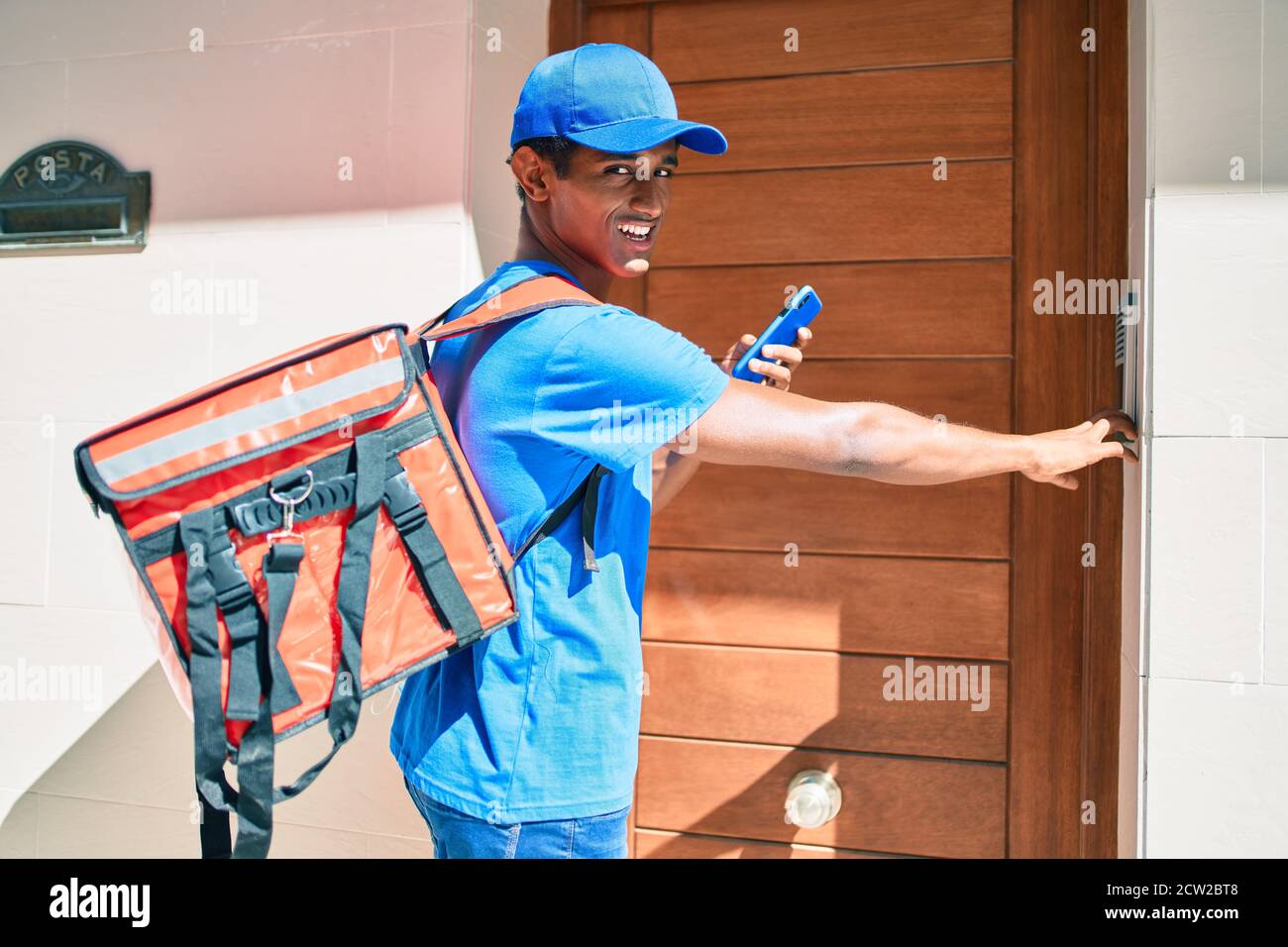 Delivery man parcel box knocking hi-res stock photography and images ...