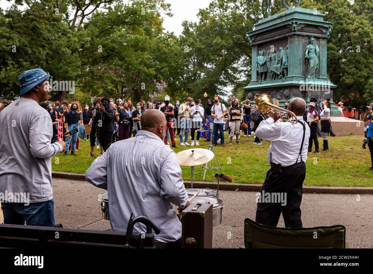 Busking circle hi-res stock photography and images - Alamy