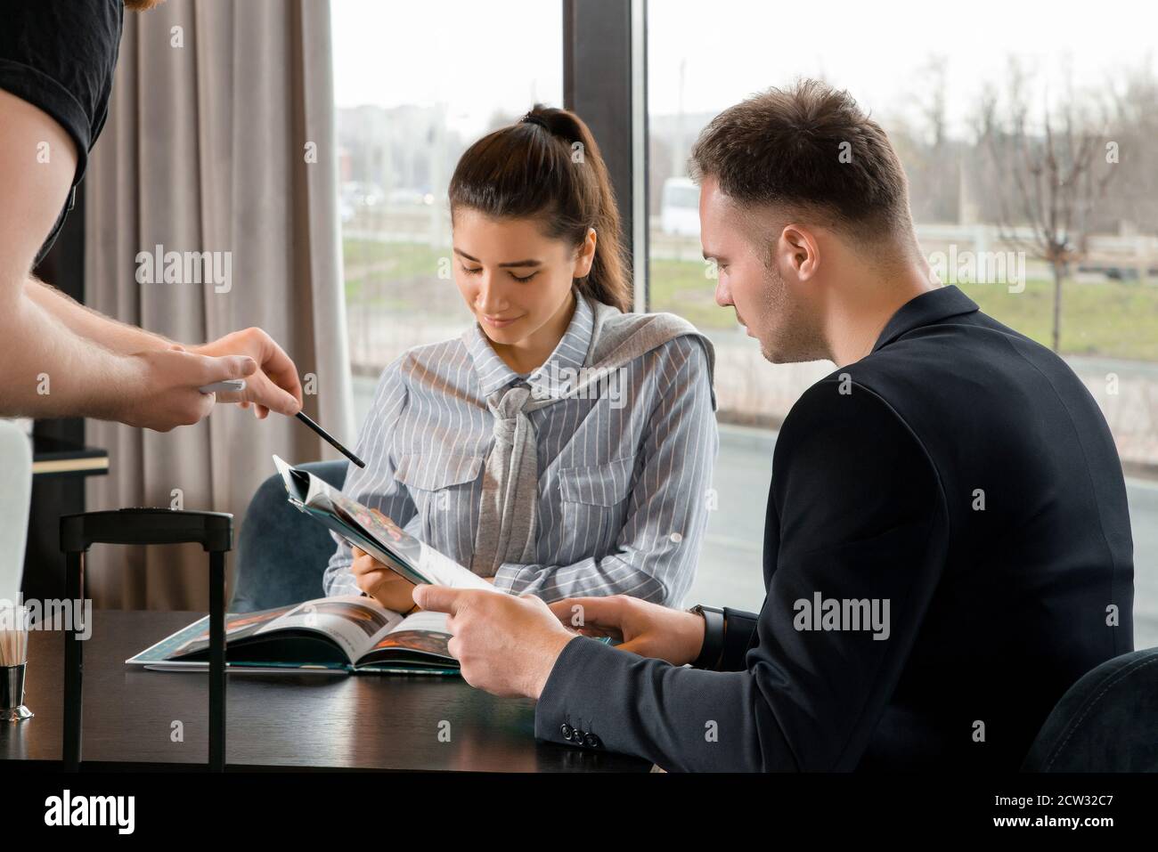 Couple order food menu hi-res stock photography and images - Alamy