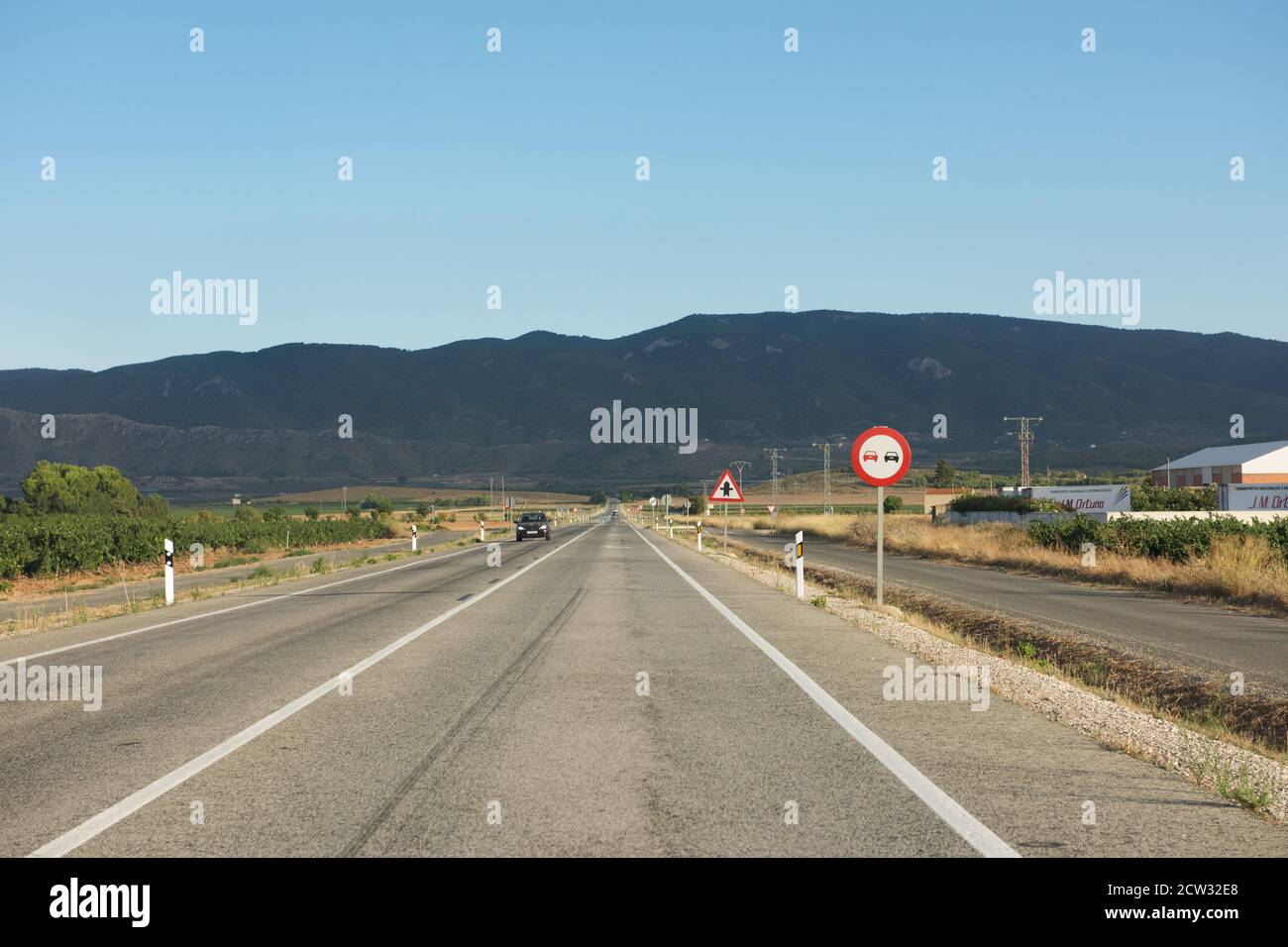 Road and white lines hi-res stock photography and images - Alamy