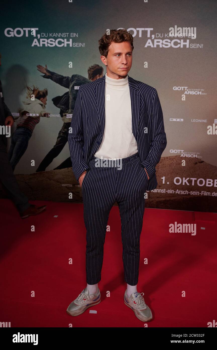 Max hubacher hi-res stock photography and images - Alamy