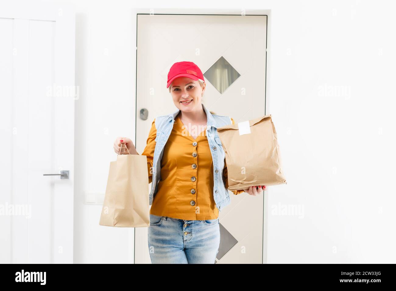 Woman delivering food delivery home Stock Photo - Alamy